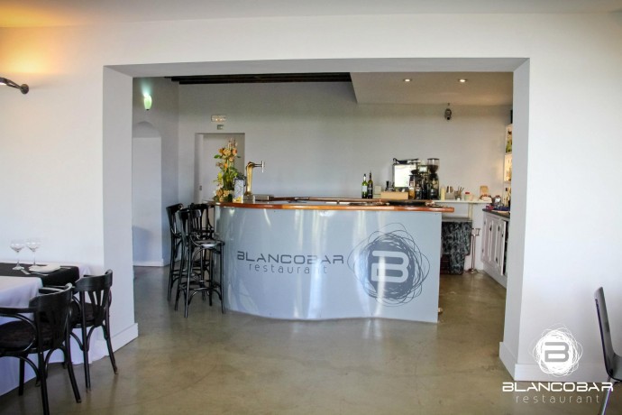 Interior-blanco-bar-restaurante - Tenerife! despierta emociones